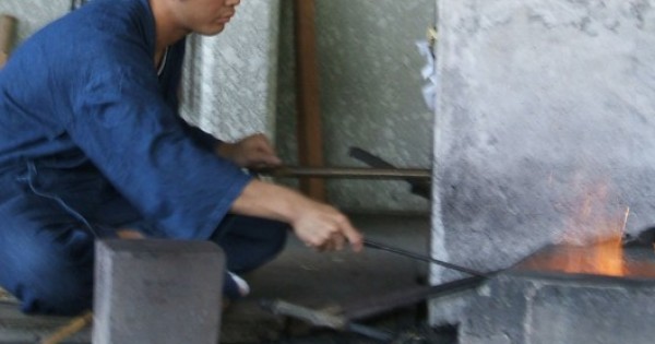 How does the Japanese sword bend?